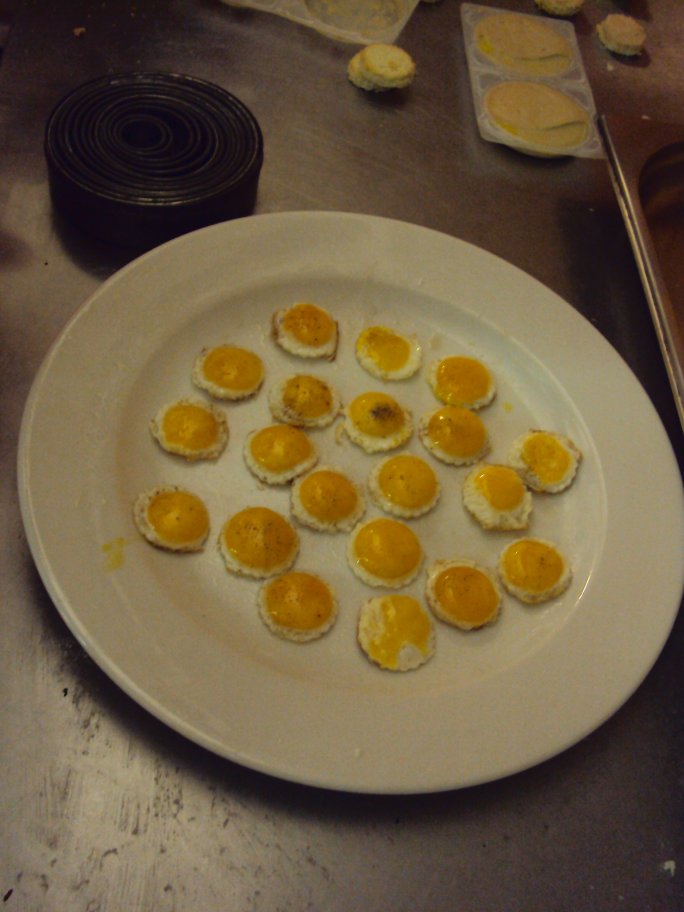 Parcours Cuisine » Blog Archive » Oeufs de caille sur toast frit à la ...